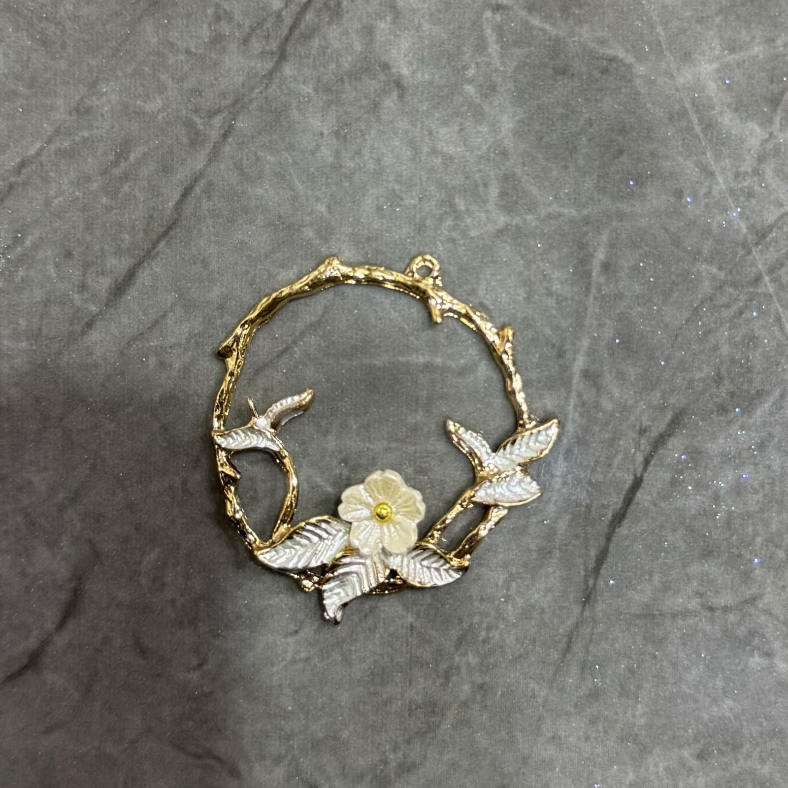 Round flower bezel